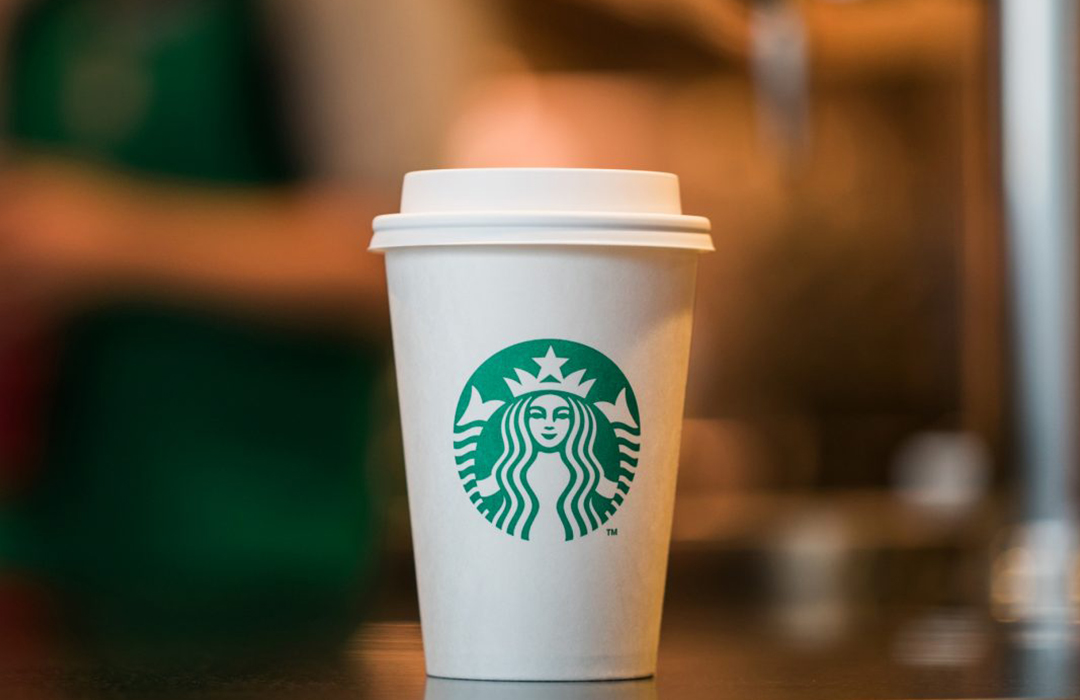 Starbucks ya prueba sus nuevos vasos compostables