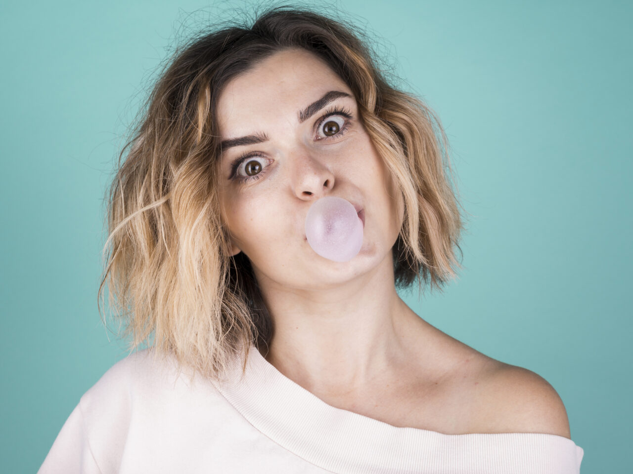 Masticar chicle: beneficios para tu salud bucal, mental y digestiva